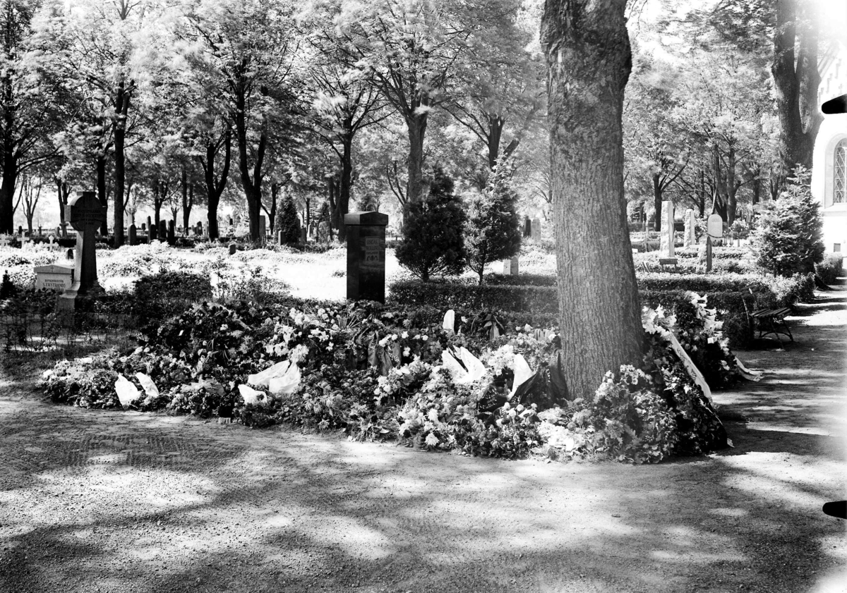 Kyrkogård med ny gravsättning, kransar och gravstenar. - Kalmar läns ...