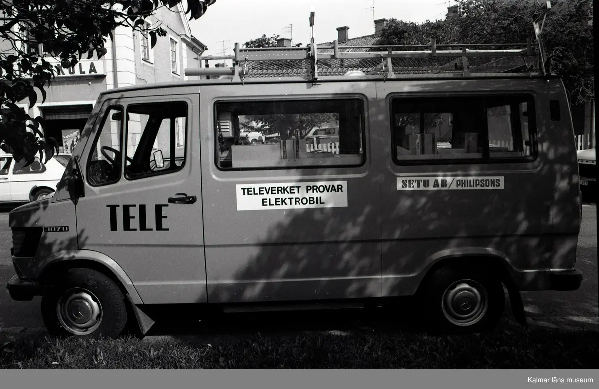 Televerket provar elektrobil, en Mercedes-Benz TN. - Kalmar läns museum ...