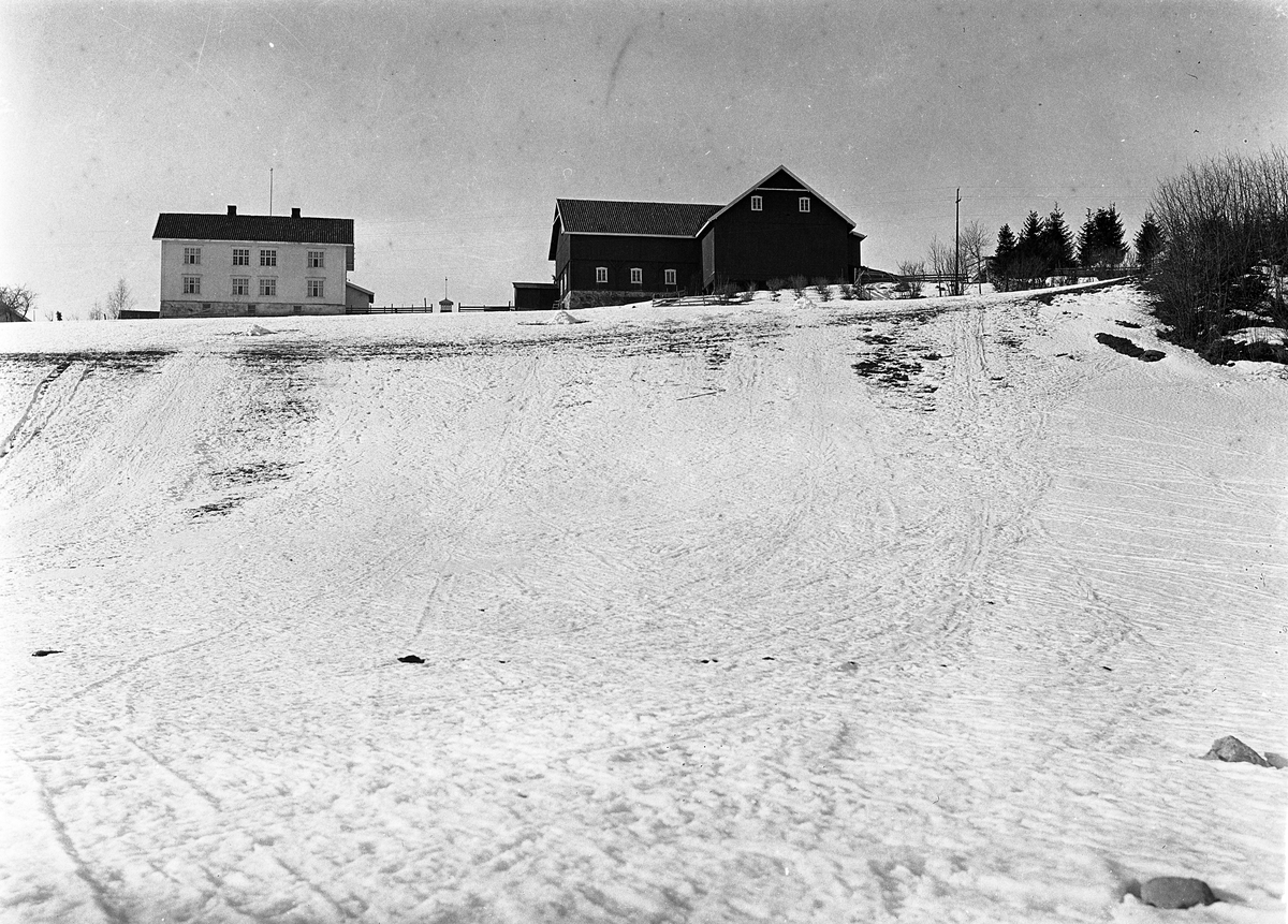 Gården Ovren østre i Lensbygda/Øverskreien, Østre Toten. To bilder der ...