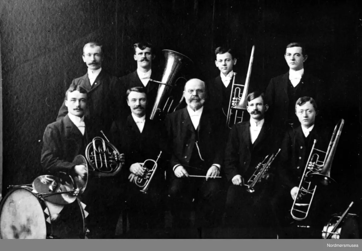 Første bilde (repro) av Ynglingeforeningens musikkorps (Etter ...