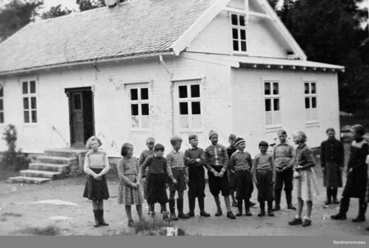 Møst gamle skole , Solheim, med elever. Skolen var i drift til 1960 ...