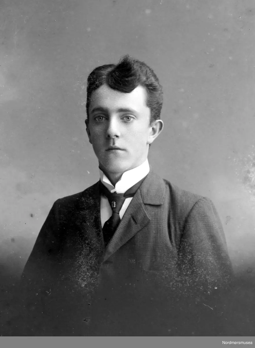 Portrettfoto av Hans Jenssen (f. 1883 d. 1930). Fra Nordmøre museums ...