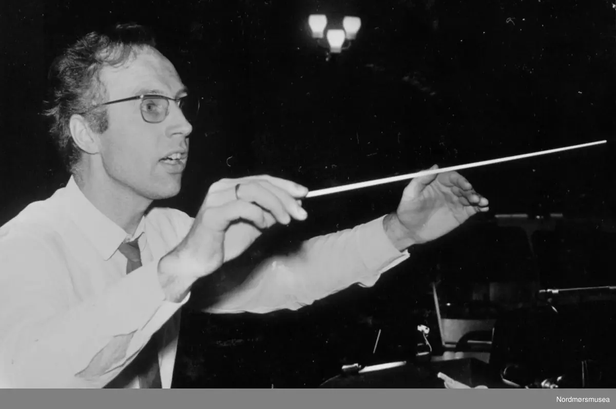 Fra prøve på Donizettis opera Elskovsdrikken, Festiviteten 1971. Originale lampetter. PEDER A ...