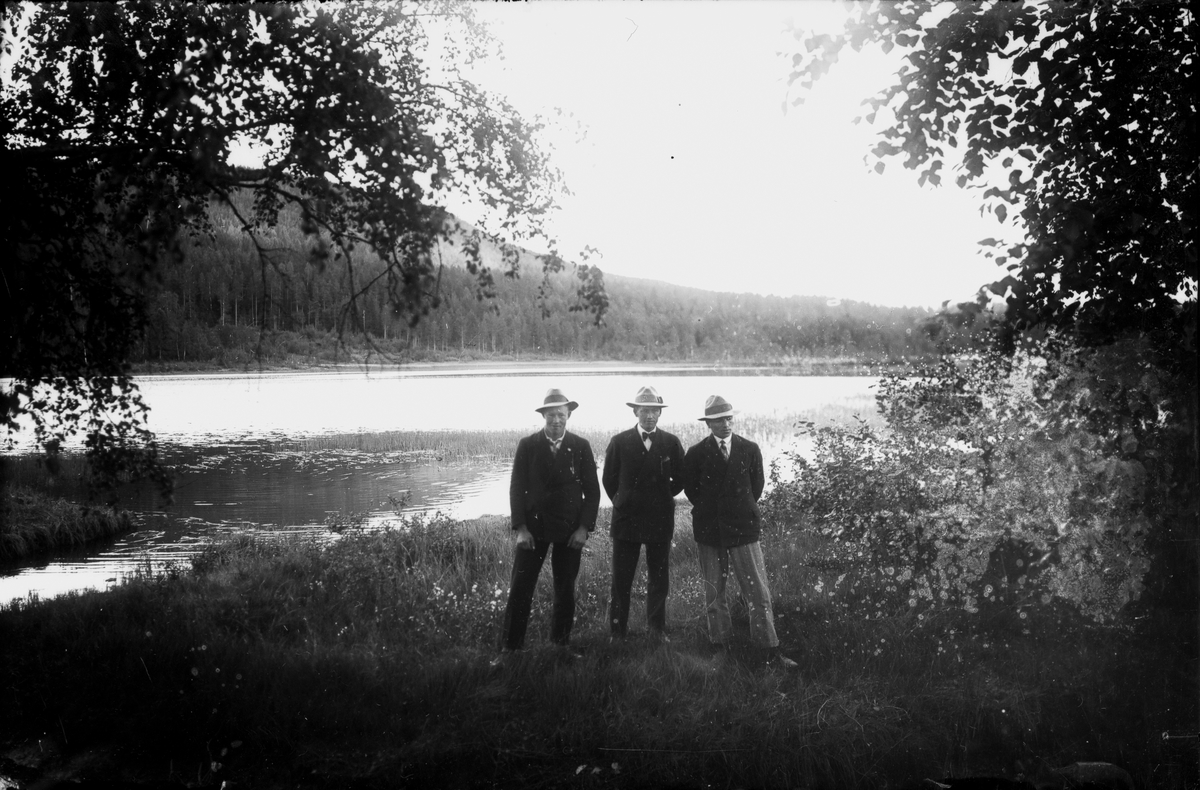 De tre männen nere vid sjön är från vänster Gustav Blom, Per Blom och ...