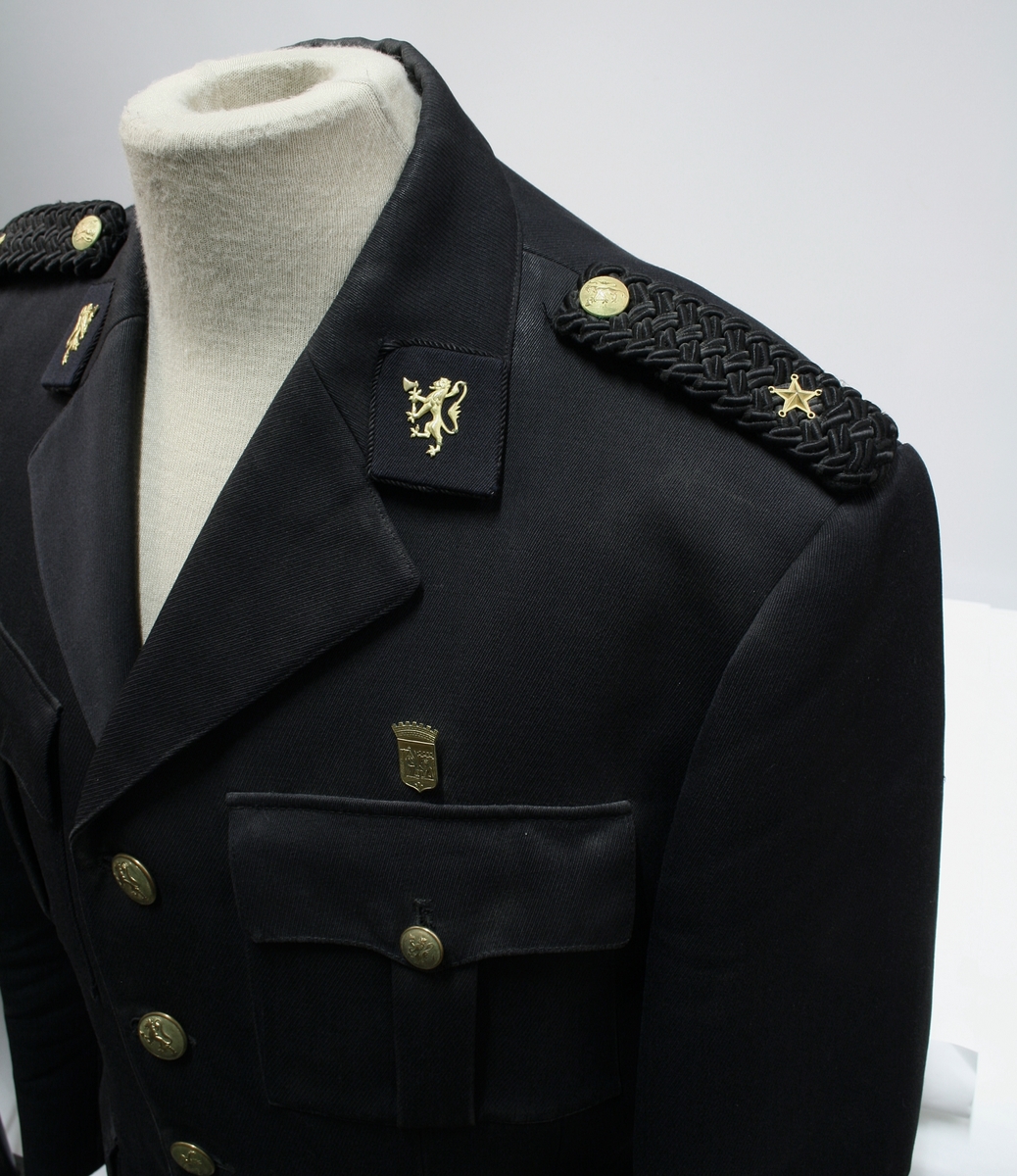 Politiuniform M/1963 - Justismuseet / DigitaltMuseum