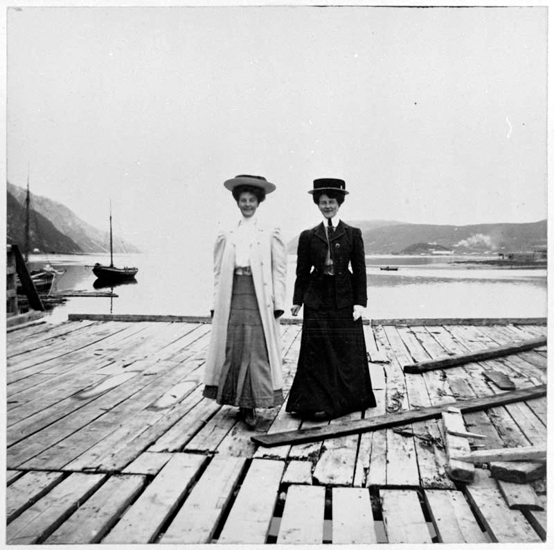 Lajla Brodtkorb og Hanna Brodtkorb på kaia Sjøgata. - Helgeland Museum ...