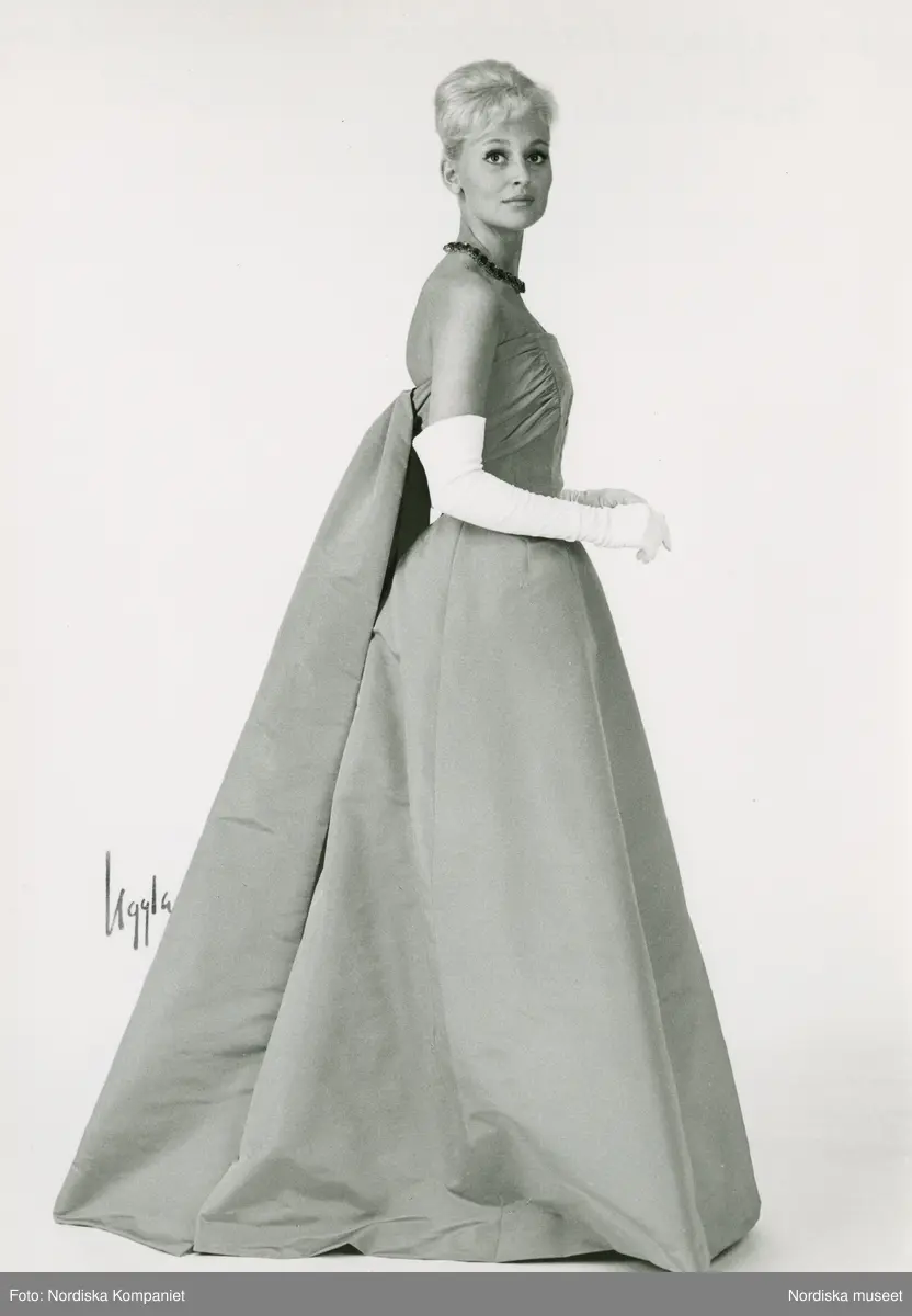 Modell i balklänning, operahandskar och halsband. NK:s Franska efter ...