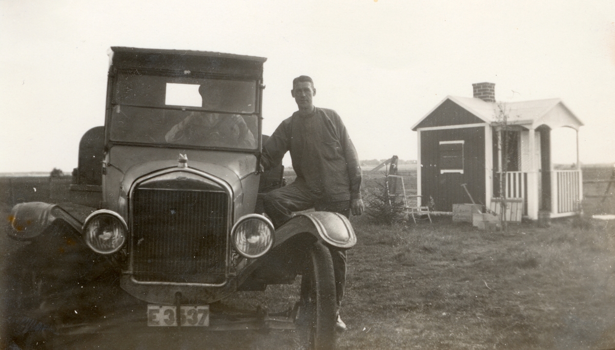 Orig. text: Diverse bilder. Valle Norr med sin bil, modell mindre ...