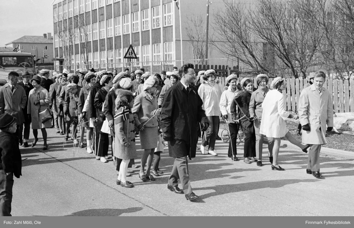 Vadsø 17.5.1969. Et imponerende stort 17.mai tog passerer kirken. 6 ...