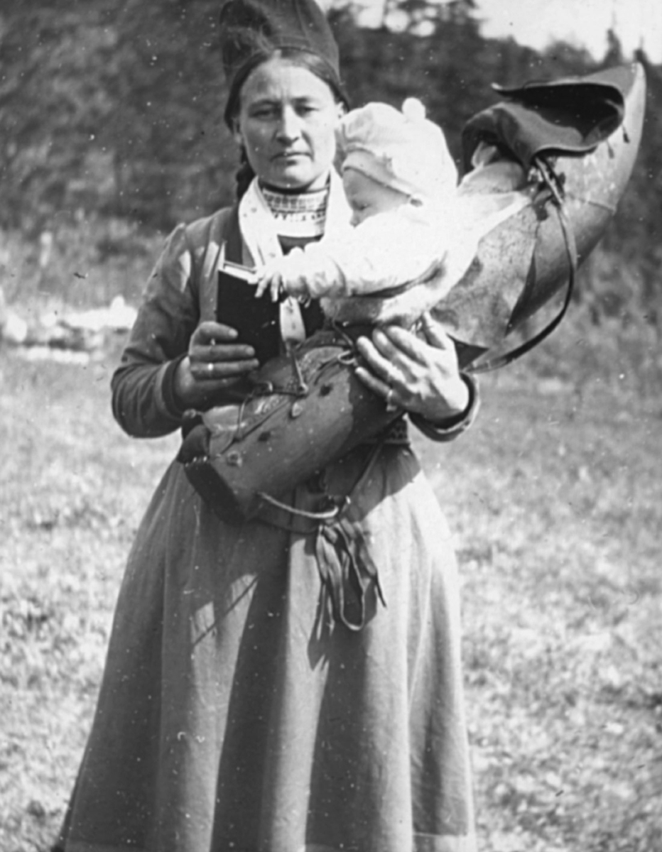 "N.390. Samekone fra Vefsn.N.59." står det på glassplaten. Portrett av ...