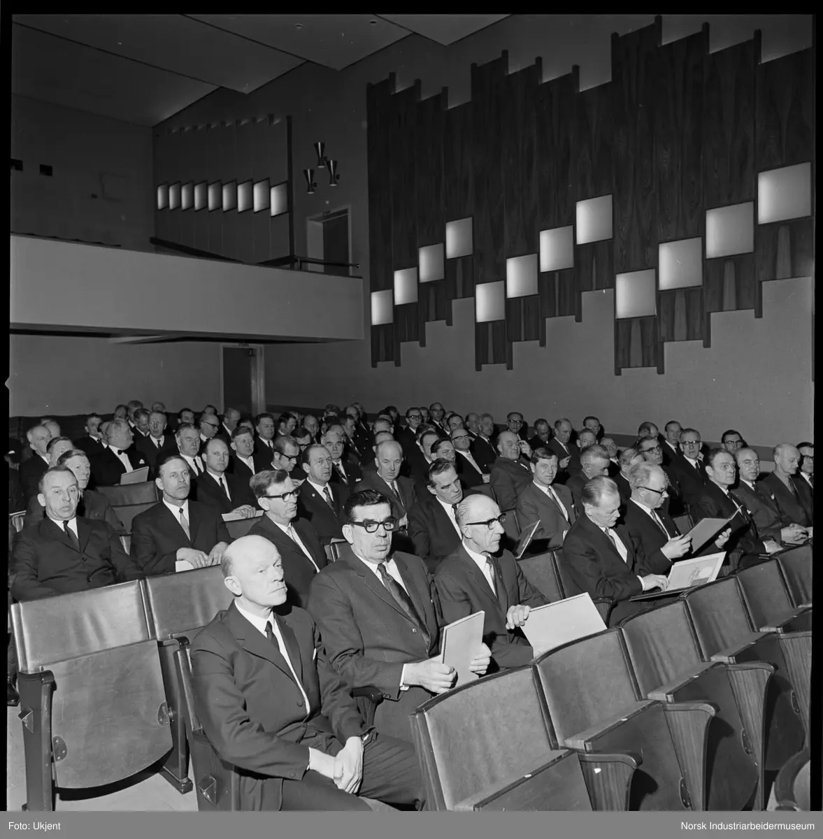 Utdeling av Norges Vel's medalje i Herøyahuset. I kinosalen. - Norsk ...