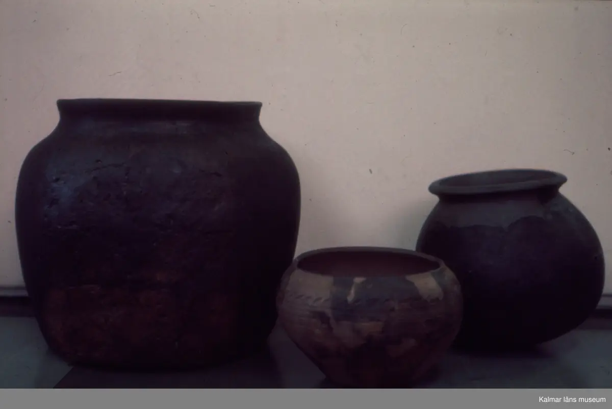 Kärl av keramik, funna vid Eketorp. - Kalmar läns museum / DigitaltMuseum
