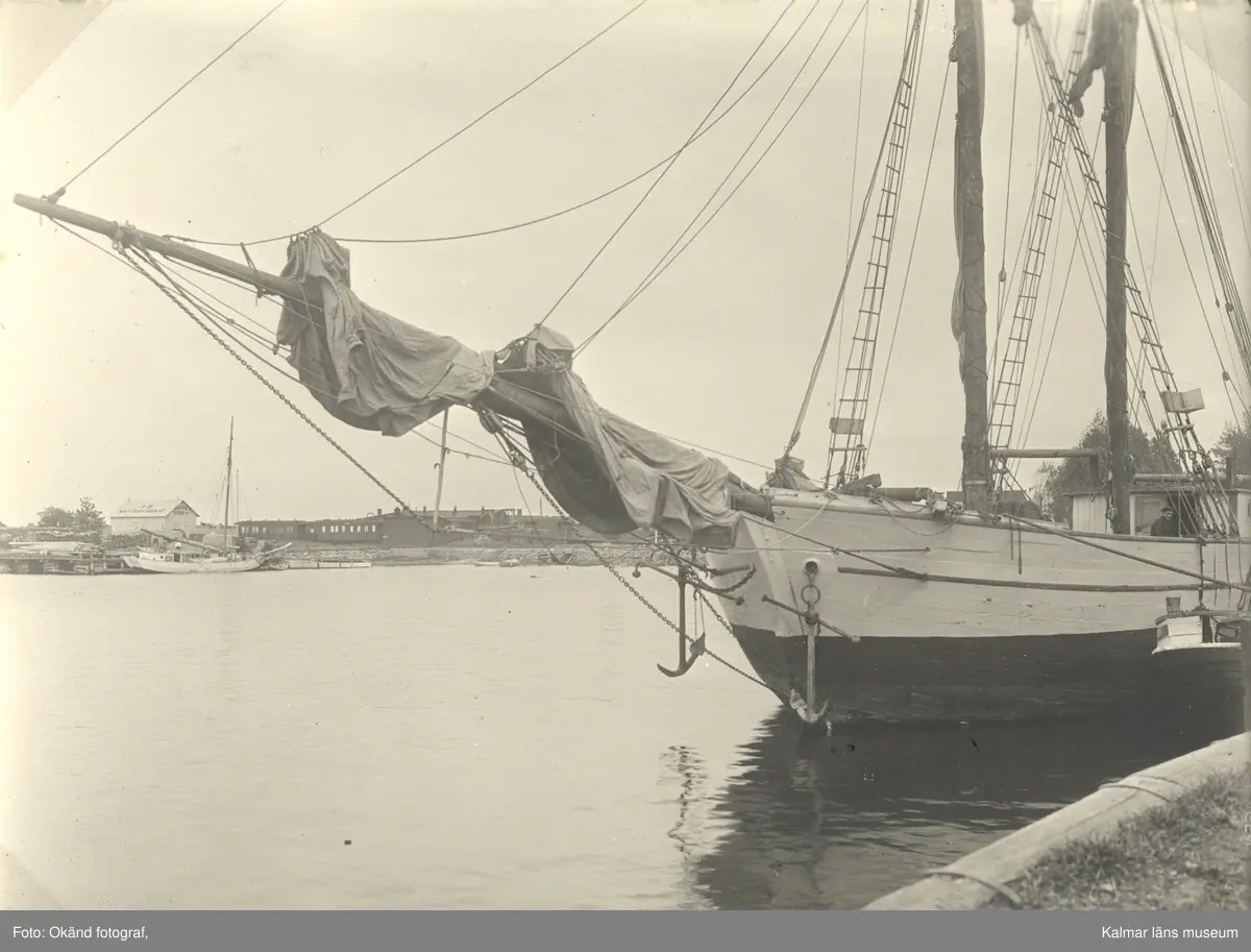 Skonert för segel utanför Kronoborg, förande lotsflagg ("blåpetter ...