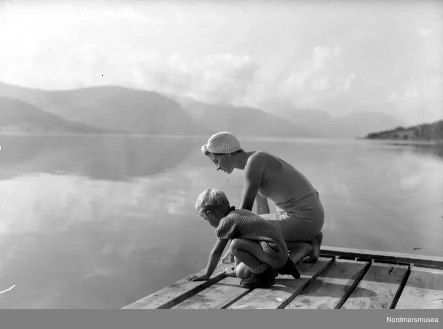 John Myrens kone Marit Heggeset Myren og deres sønn Ola på ei kai ved ...