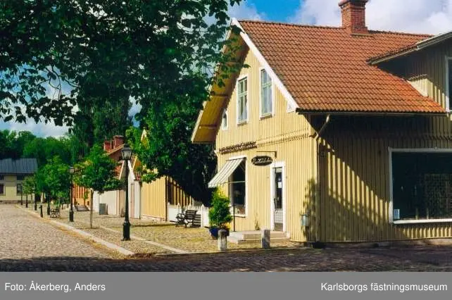 Karlsborg, gamla byggnader runt fästningstorget. Karlsborgsslöjdarnas ...