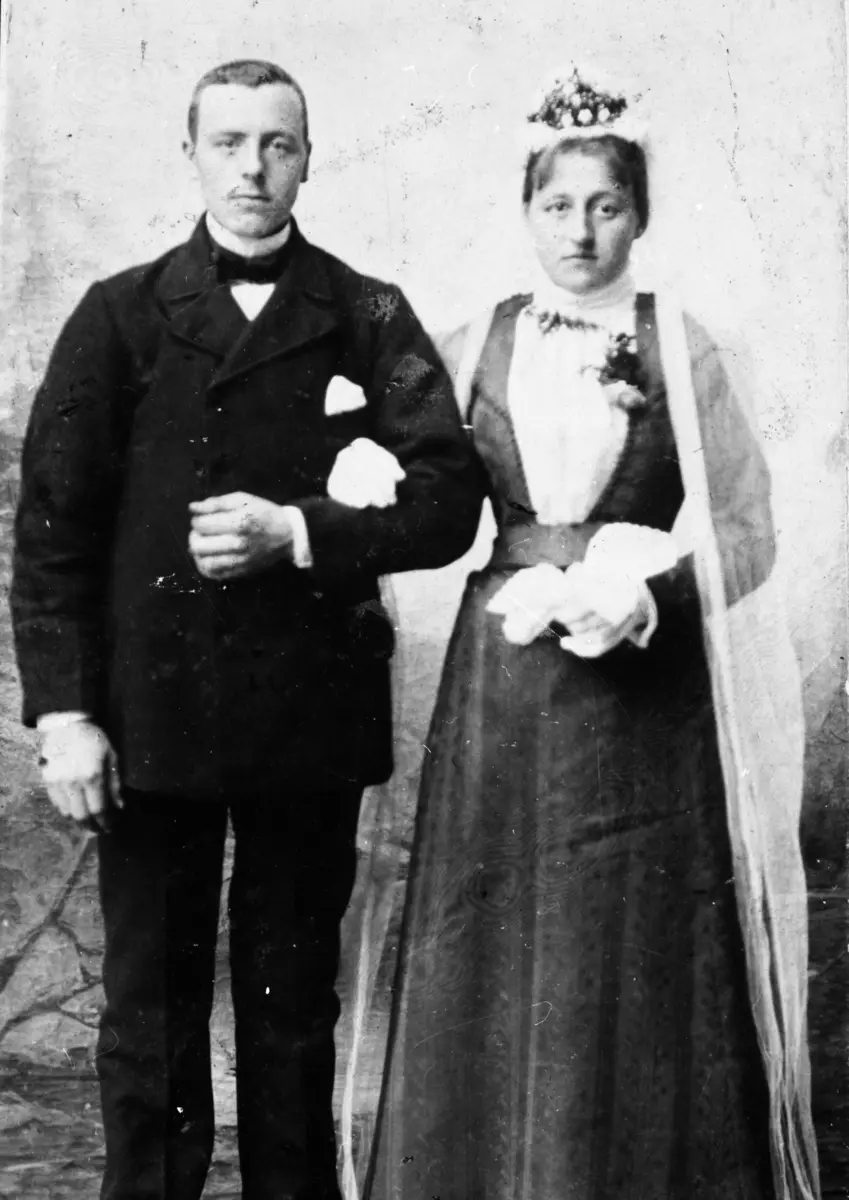 Brudebilde av Johan Slåttebakk og Marie. De bodde i Laksfjorden på ...