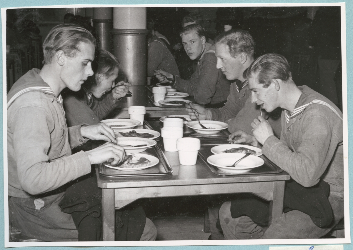 Män vid matbord - Marinmuseum / DigitaltMuseum