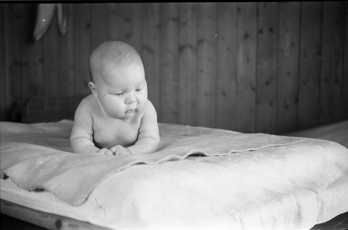 Ingrid Hagen, født Lund fra Brunsberg, med sin førstefødte, dattera ...