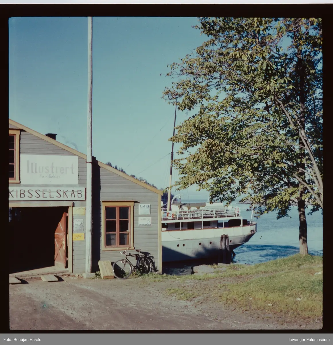 D/S Innherred ved Dampskipsbrygga. - Levanger Fotomuseum / DigitaltMuseum