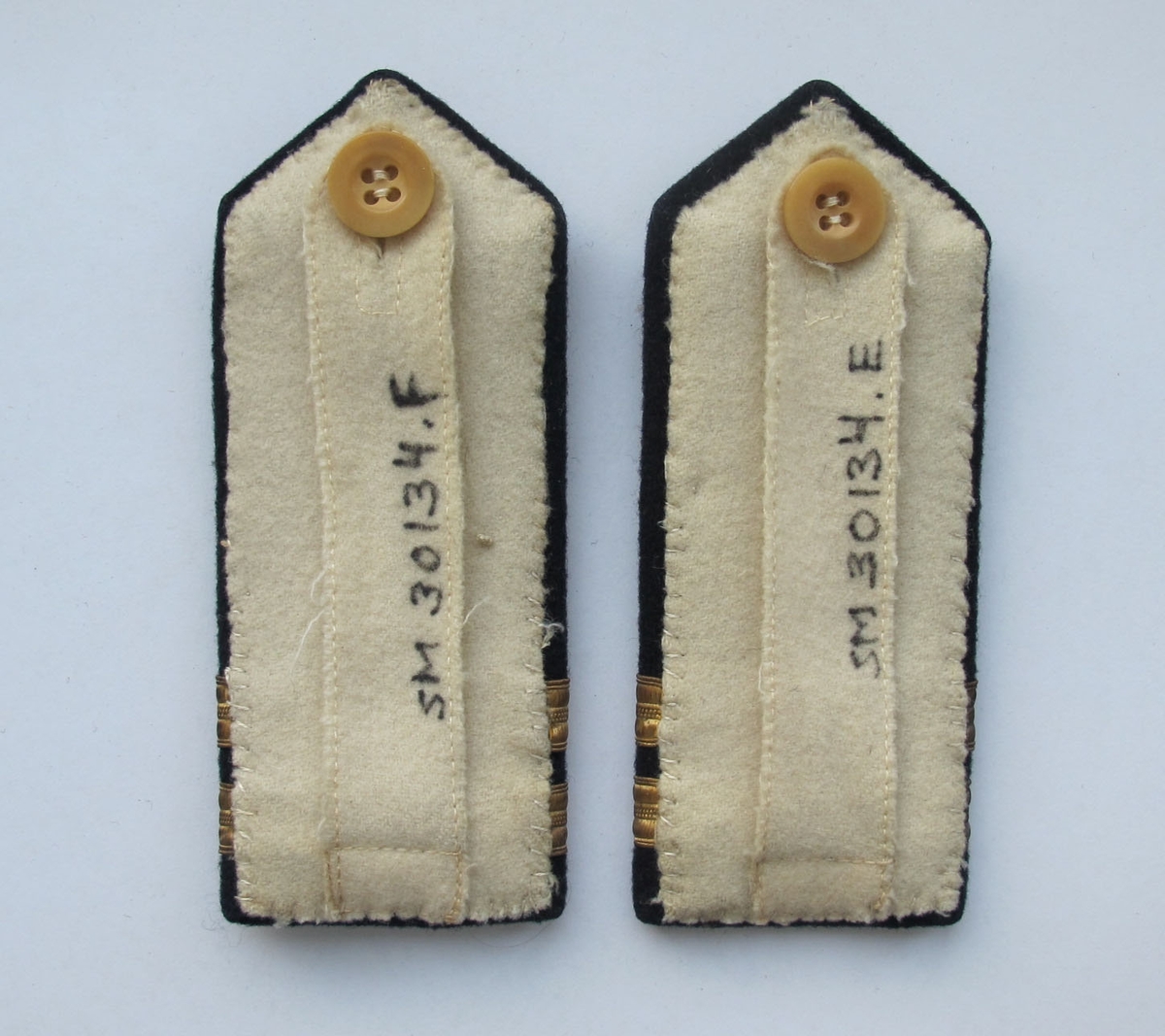 Gradbeteckningar och yrkesemblem - Sjöhistoriska museet / DigitaltMuseum