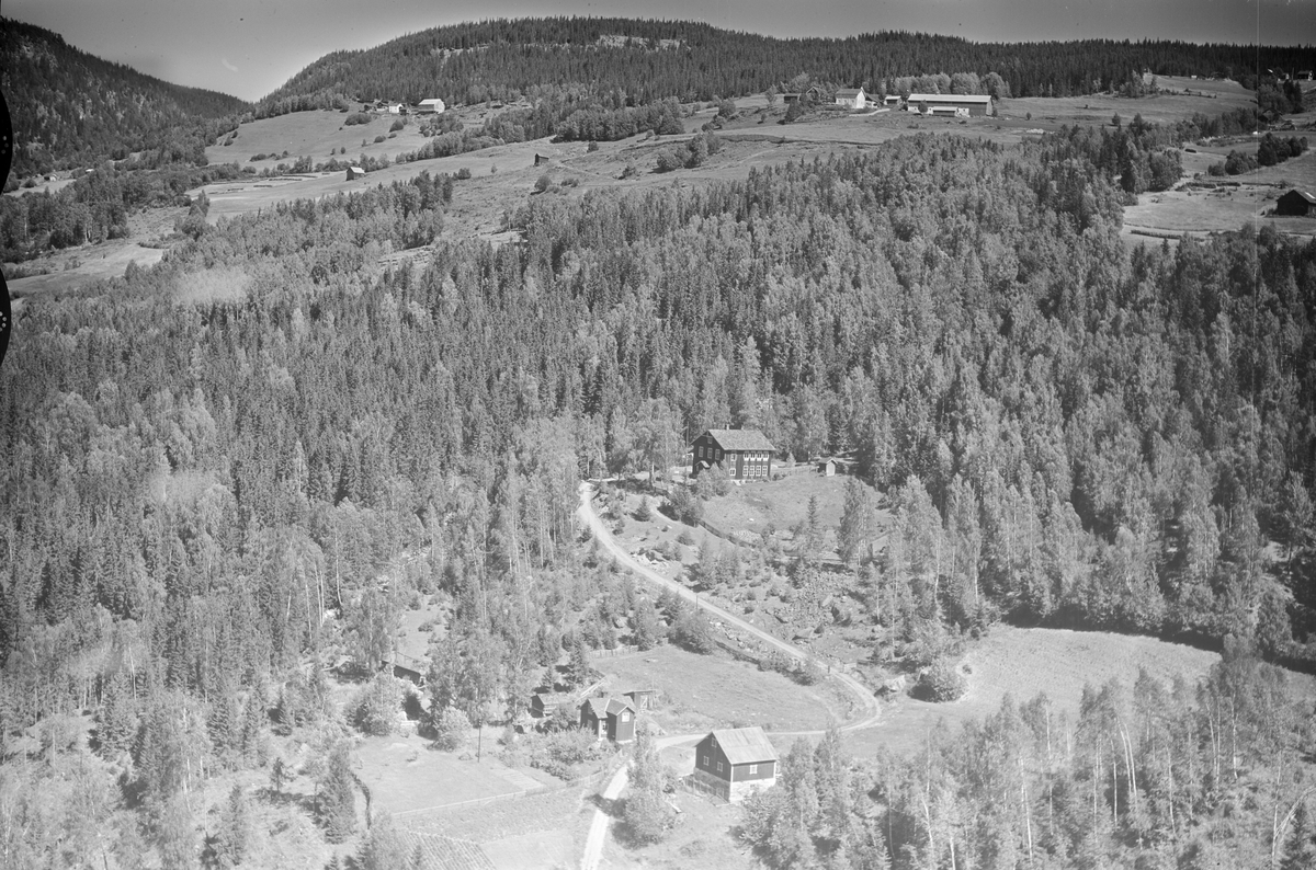 Øyer, Tretten. Flyfoto med Engejordet nederst, deretter den gamle ...