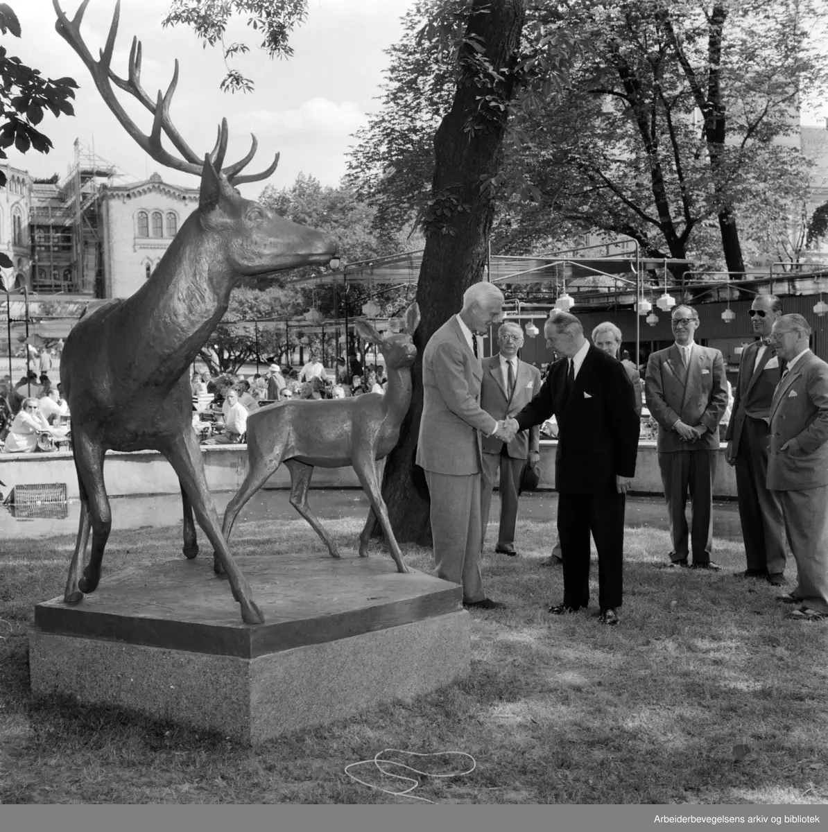 Studenterlunden. Hjortegruppen i bronse avduket. Tilstede var ordfører ...