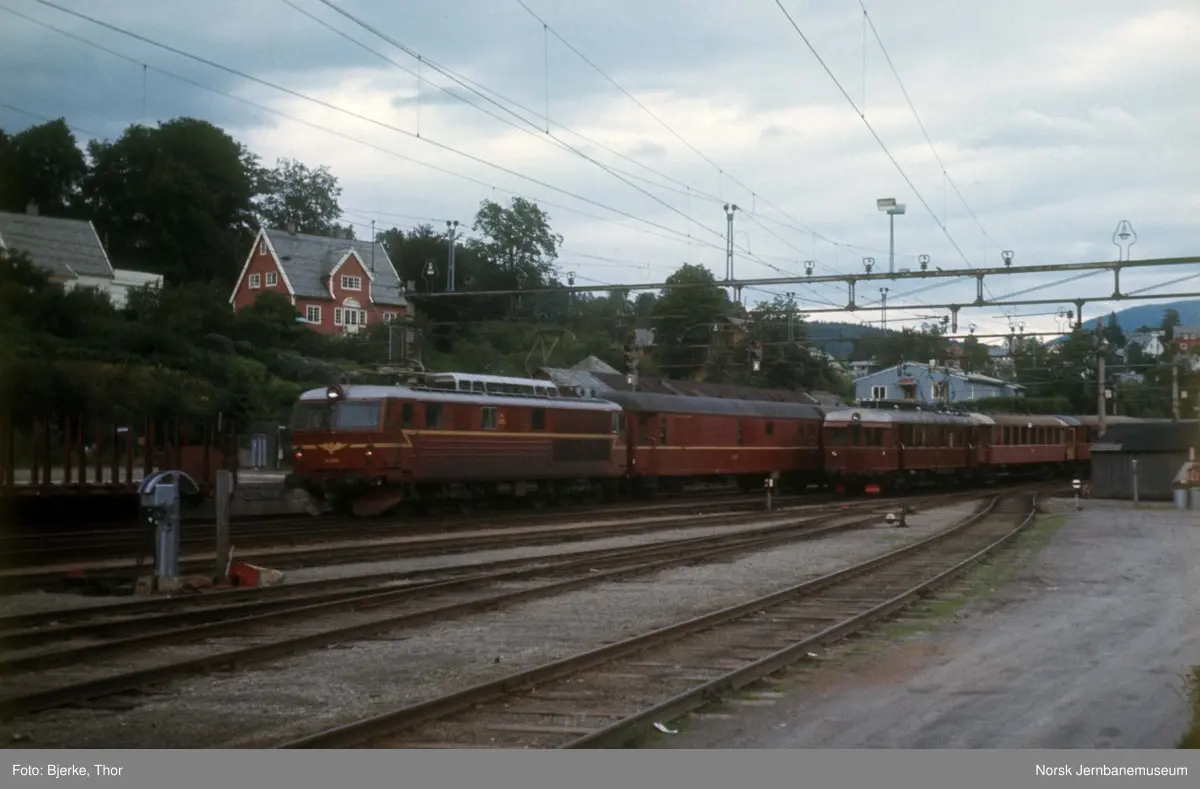 Voss stasjon med ankommende dagtog 601 og motorvogn type 64 med ...