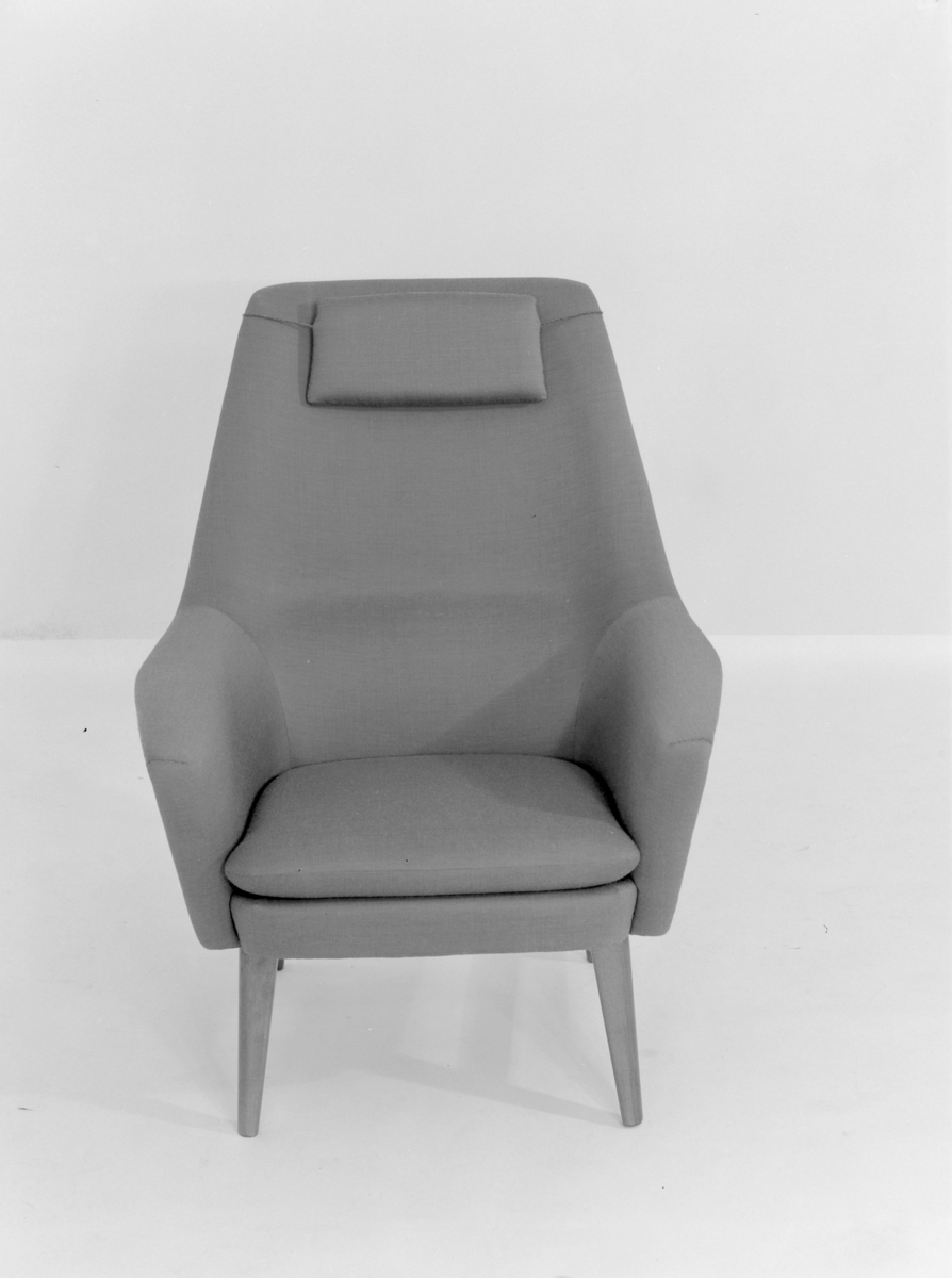 Lenestol med nakkepute. - Møbelmuseet / DigitaltMuseum