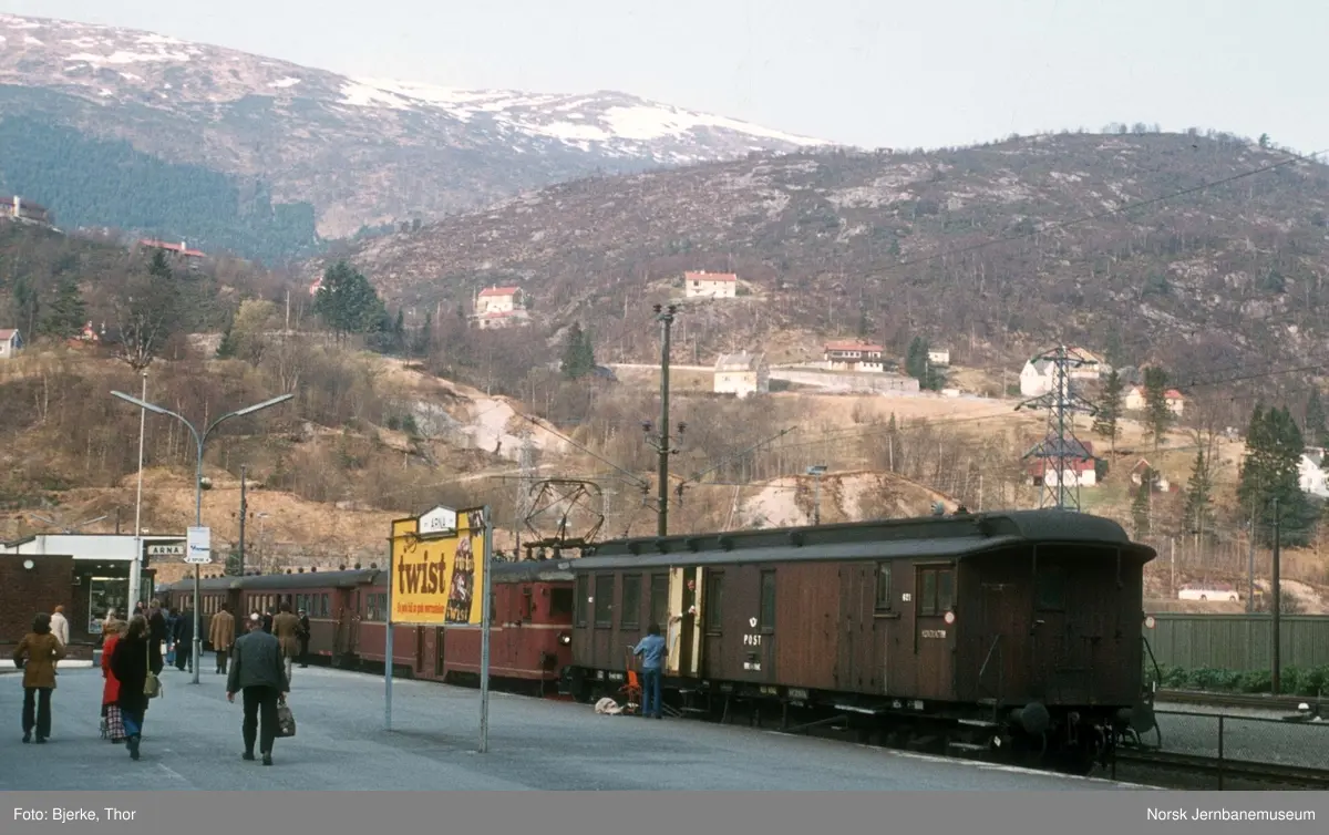 Persontog 611 Voss-Bergen med betjent postekspedisjon, på Arna stasjon ...