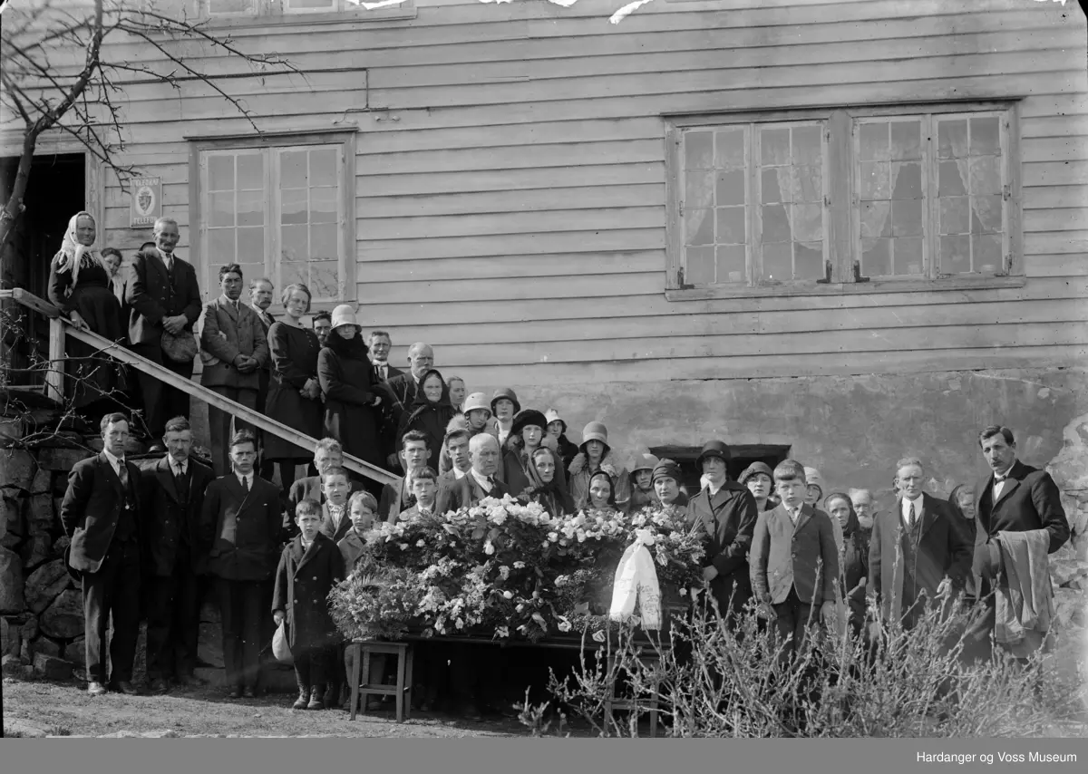 Gravferd, Helga P. Wallevik - Hardanger og Voss Museum / DigitaltMuseum