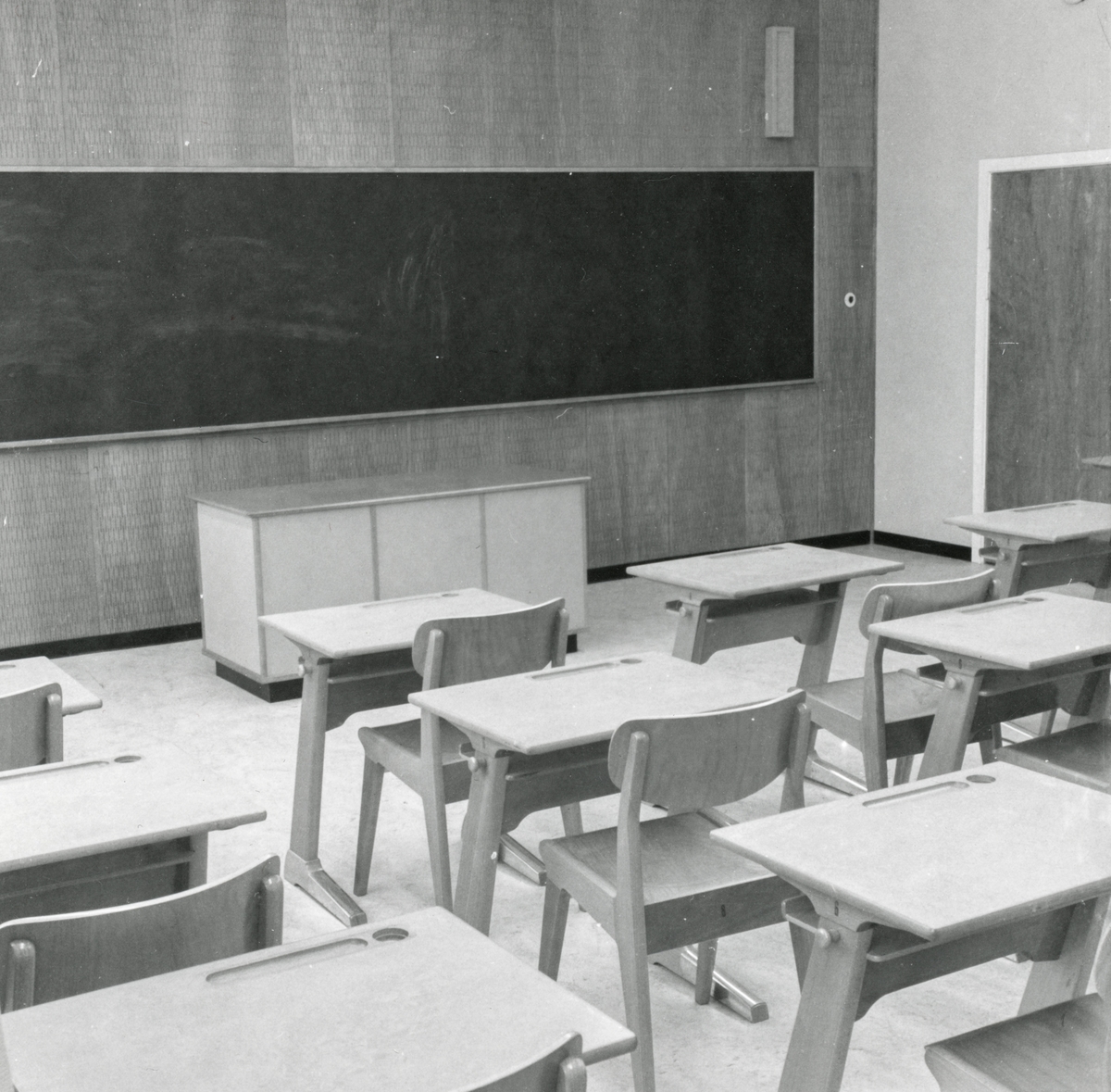 Odda høgre skole, klaserom, stol og pult, kateter, tavle, høgtaler ...