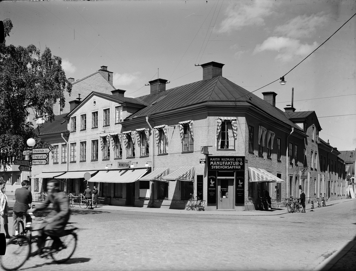 Korsningen Svartbäcksgatan - Skolgatan, kvarteret Edda, Uppsala 1945 ...
