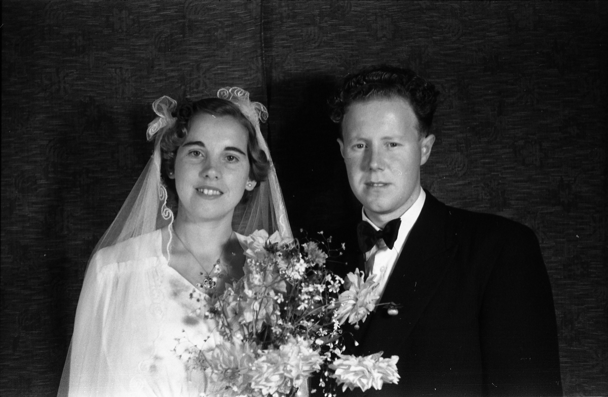 Portrett av brudepar. Bruden er Astrid Margot Vangen, brudgommen Bjørn ...