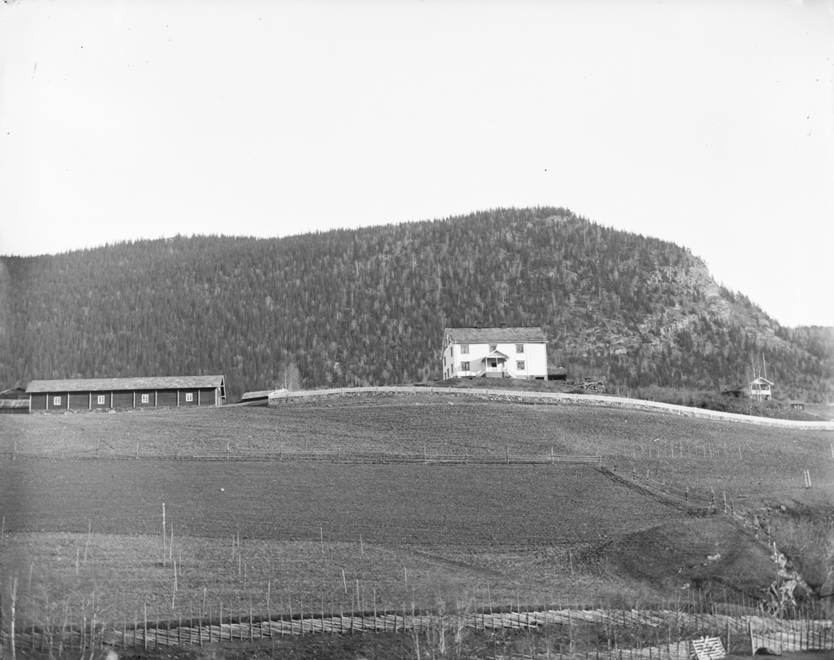 Elstad gård, overnatting og spisested med Brandstadkampen i bakgrunnen ...