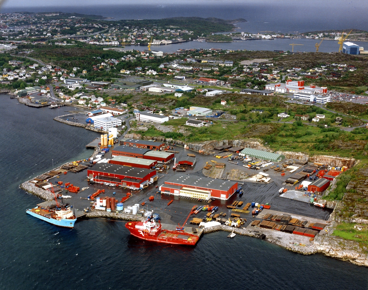Flyfoto av Vestbase og store deler av Kristiansund, med Shells ...