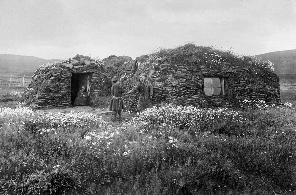 Samisk gammebygning i Nord-Varanger. Samisk torvgamme, Maja Nilsens ...
