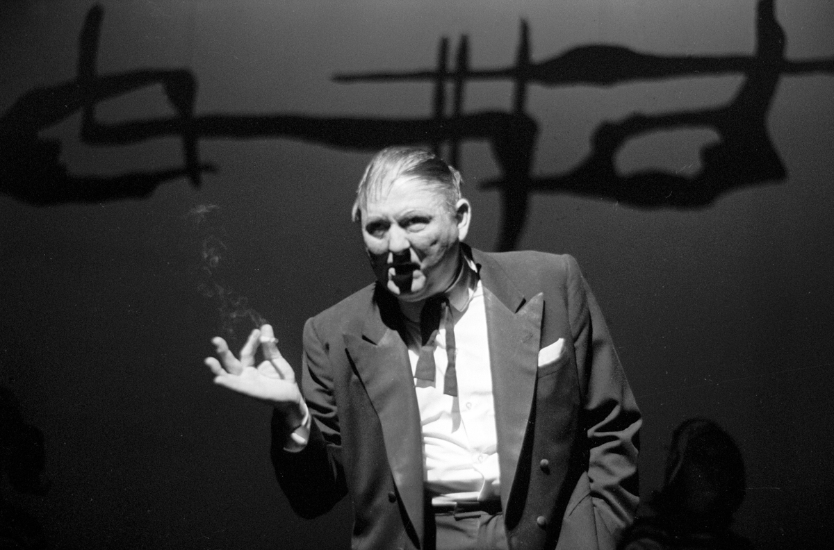 Bursdagsfeiring av Lill-Babs, Barbro Svensson, på Chat Noirs scene. Her ...