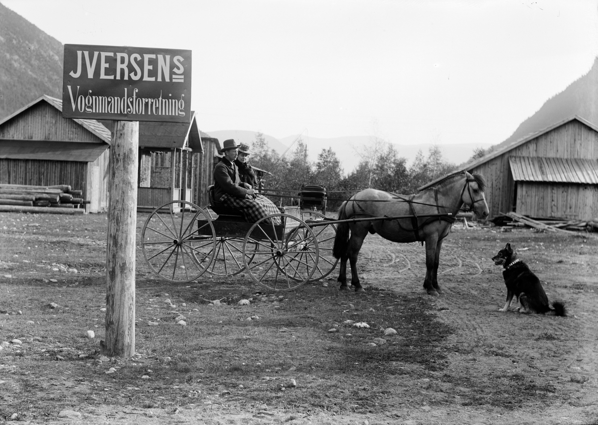Sel 5/9-1898 Vognmand Iversen med en hest, 4 hjuls skyssvogn med ...