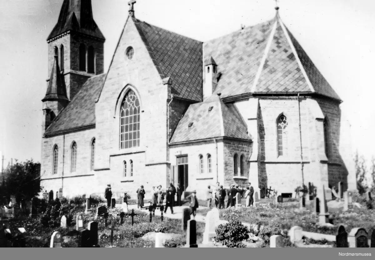 Dette er ikke Orkdal kirke, men må være Melhus kirke. (info: Torstein ...