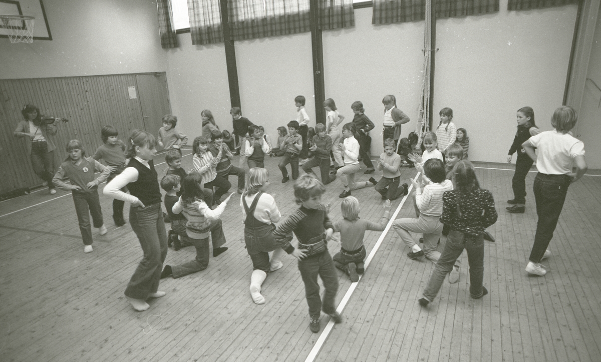 Trysil-Knut. Det danses snus-polka i gymsalen på Innbygda skole. -#N ...