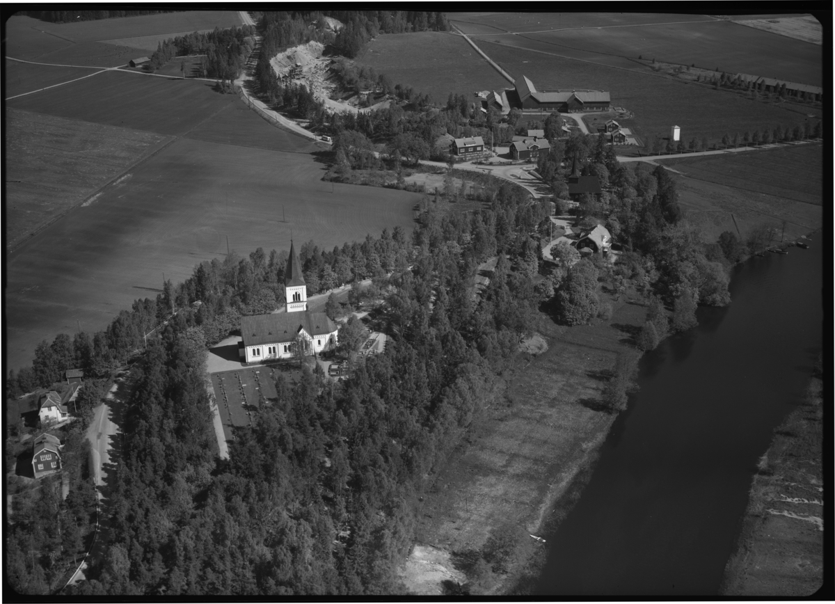 Flygfoto över Sura nya kyrkan, Surahammar. - Västmanlands läns museum ...