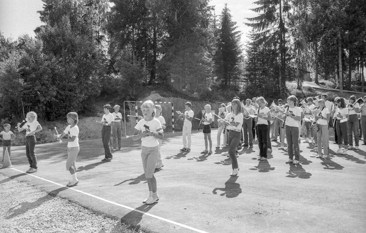 Siggeruddagen 1982. Lek med sekkeløp, hest og sulky med barn, barn og ...