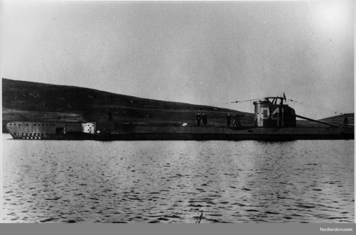 KNM "Uredd" ved kai, muligens ved basen i Dundee. - Nordlandsmuseet ...