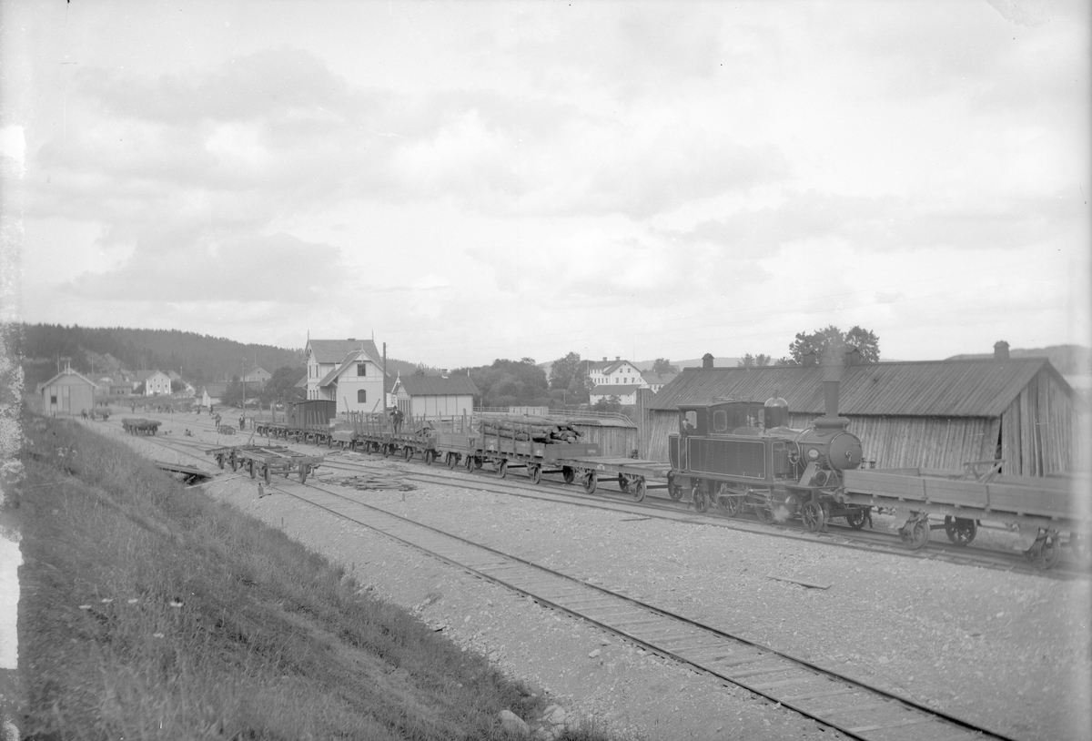 ÖCJ lok 1 växlar vid stationen. Tanklok med godsvagnar ...