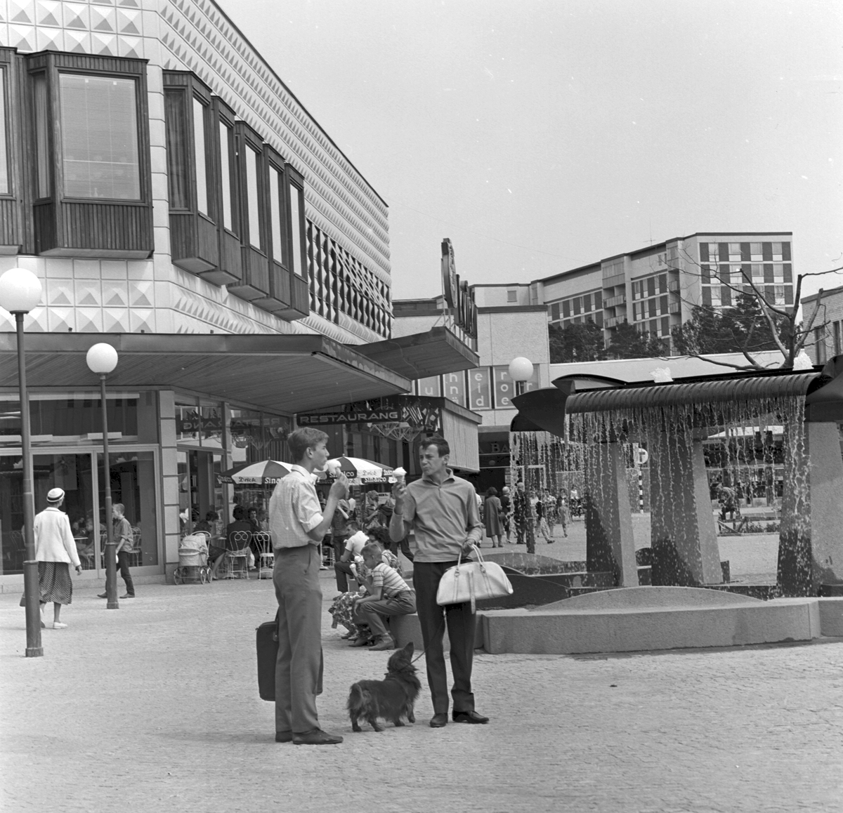 Farsta centrum, fontän - Järnvägsmuseet / DigitaltMuseum