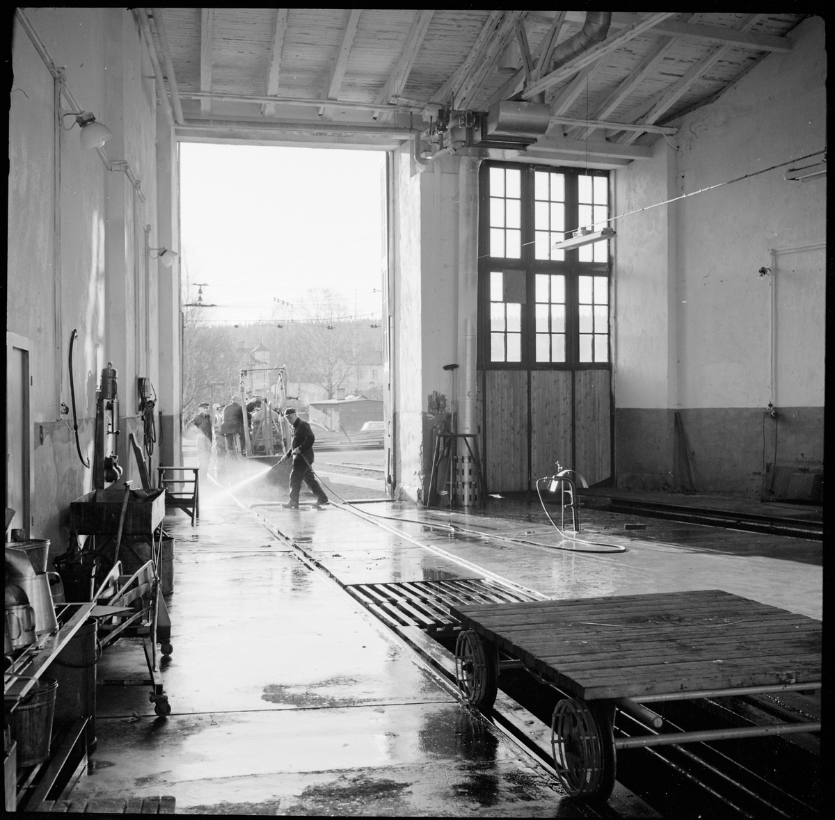 Golvet i Långsele lokstall spolas rent. - Järnvägsmuseet / DigitaltMuseum