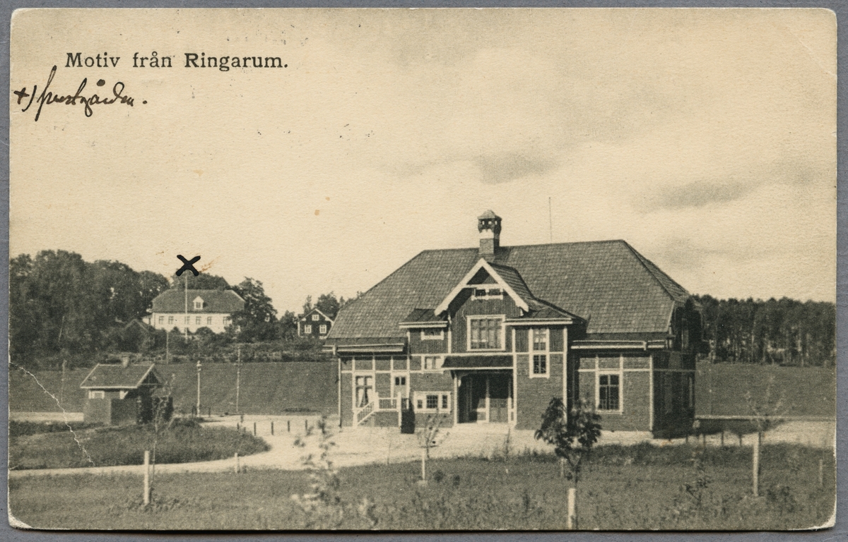 Ringarum, med stationen i förgrunden. - Järnvägsmuseet / DigitaltMuseum