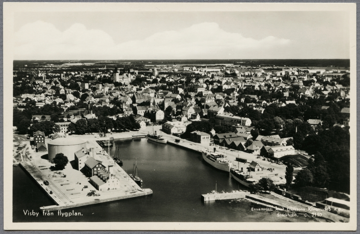 Flygfoto över Visby med hamnen i förgrunden. - Järnvägsmuseet ...