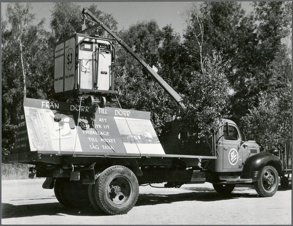 Svensk Lastbil AB, SLAB lastbil under Barnens Dag i Södertälje med ...