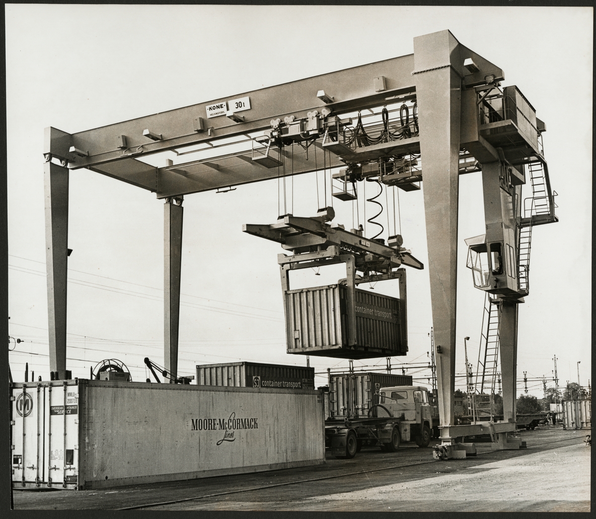 Lastning av container. - Järnvägsmuseet / DigitaltMuseum